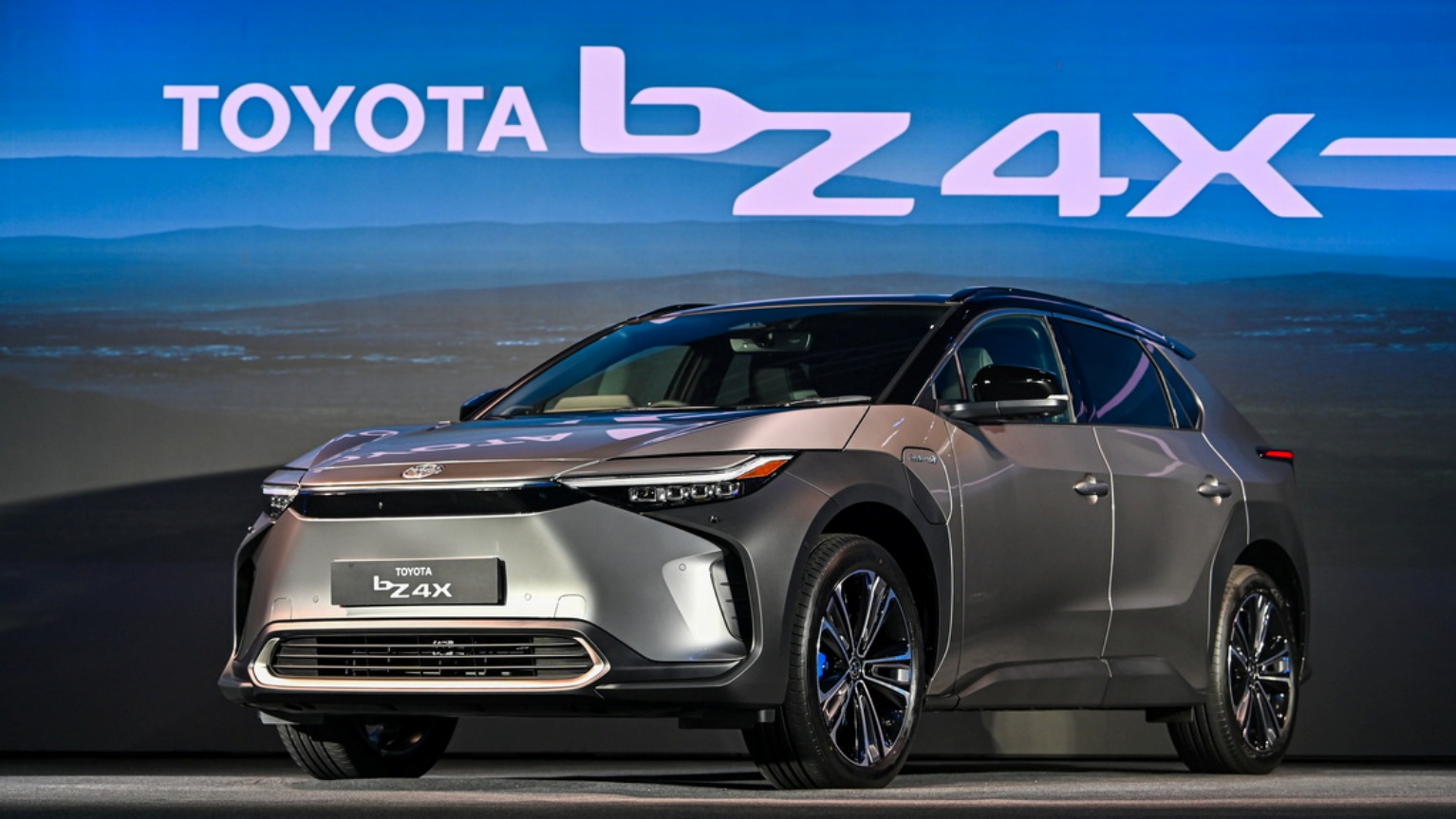 Toyota เคาะราคา bZ4X ขับเคลื่อน 4 ล้อ มอเตอร์ไฟฟ้าคู่ วิ่งไกล 411 กม. ...