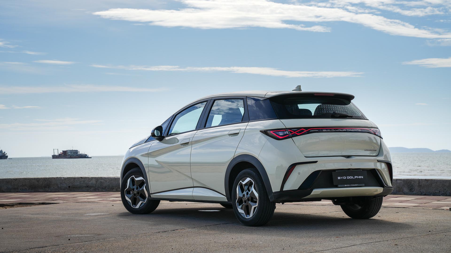 BYD Dolphin รถยนต์พลังงานไฟฟ้า 100% วิ่งได้สูงสุด 490 กม. จาก BYD ราคาเริ่มต้น 699,999 บาท ...