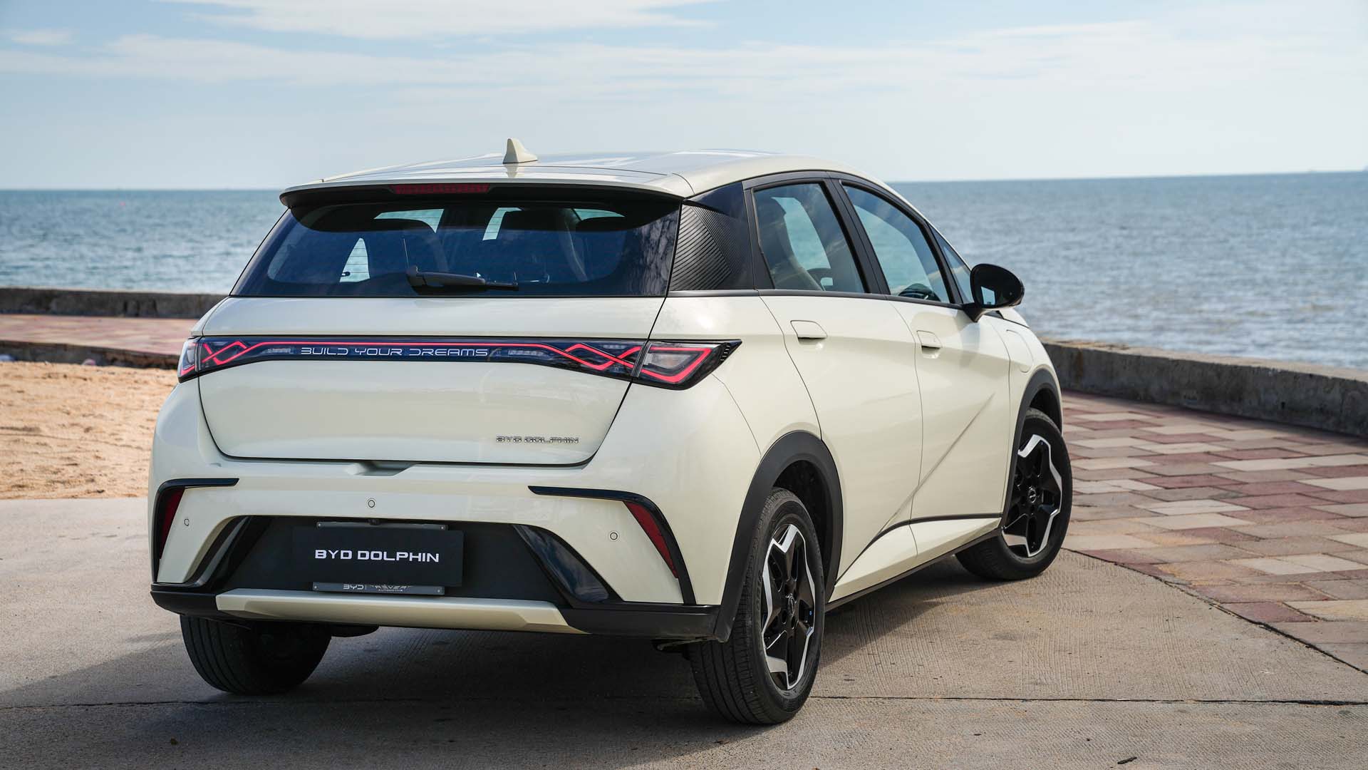 BYD Dolphin รถยนต์พลังงานไฟฟ้า 100% วิ่งได้สูงสุด 490 กม. จาก BYD ราคาเริ่มต้น 699,999 บาท ...