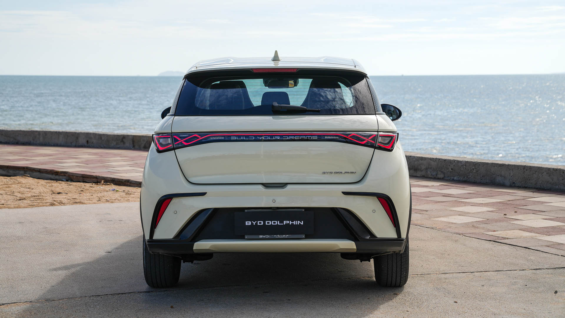 BYD Dolphin รถยนต์พลังงานไฟฟ้า 100% วิ่งได้สูงสุด 490 กม. จาก BYD ราคาเริ่มต้น 699,999 บาท ...