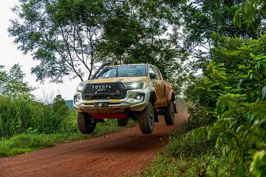 TOYOTA ปลุกพลัง Hilux REVO GR Sport 4x4 จาก AXCR 2025 สู่เวที Bangkok ...